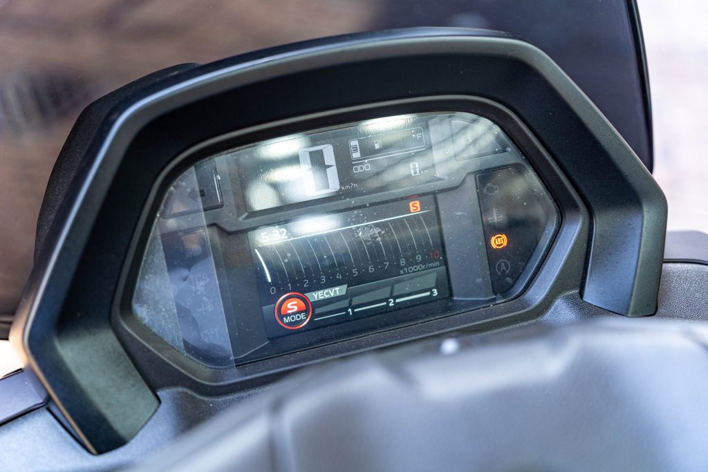 【實車開箱】2025 Yamaha Nmax turbo 155全面改款，全新外觀搭載電子變速與雙TFT儀表！