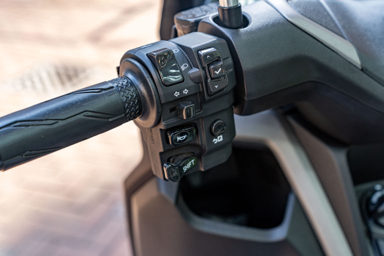 【實車開箱】2025 Yamaha Nmax turbo 155全面改款，全新外觀搭載電子變速與雙TFT儀表！