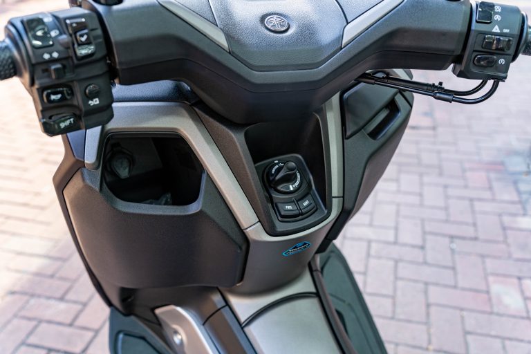 【實車開箱】2025 Yamaha Nmax turbo 155全面改款，全新外觀搭載電子變速與雙TFT儀表！