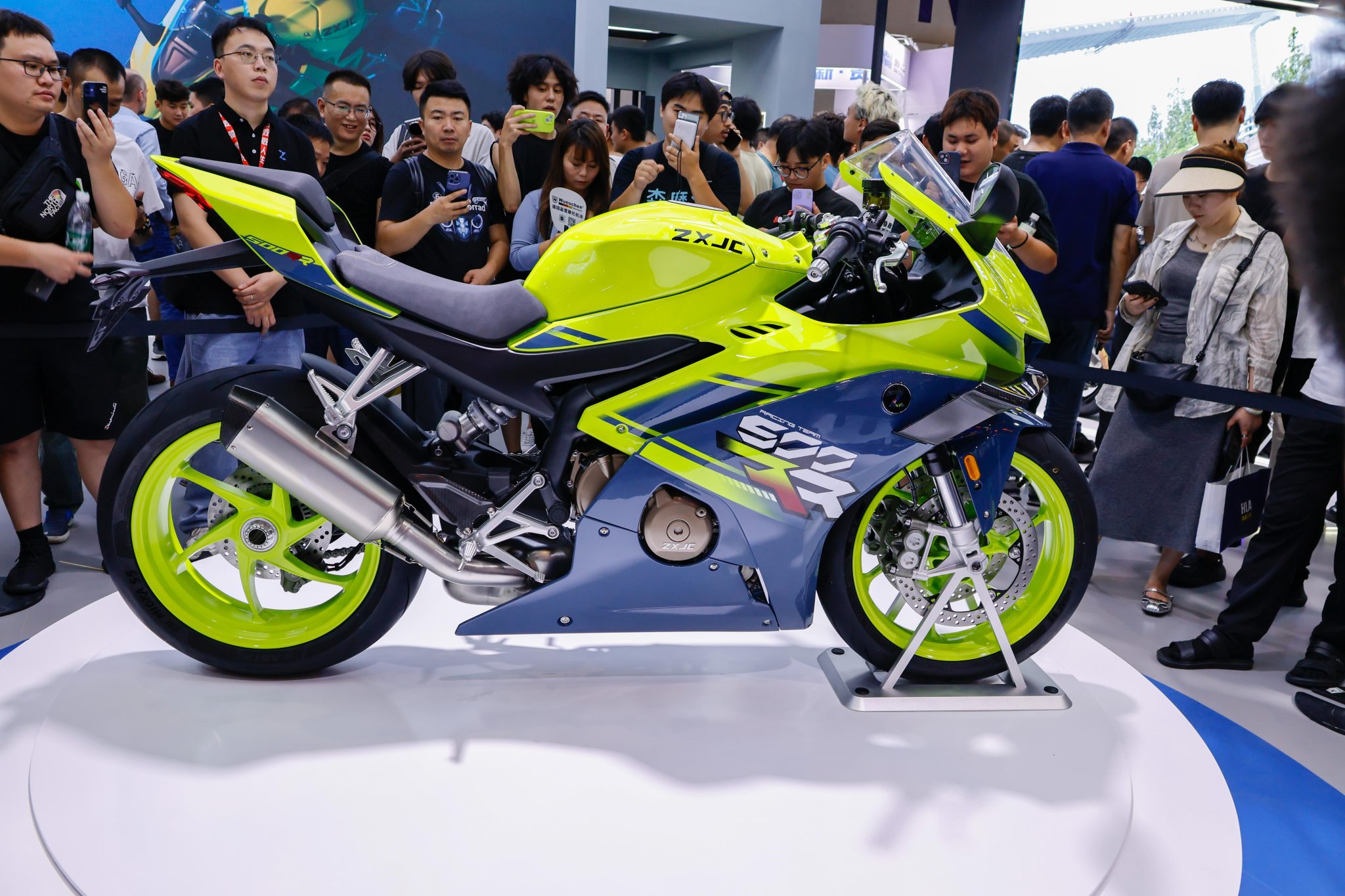 【中国摩博会】前凯越创办人张雪携“张雪机车”，推出四缸跑车ZX-500RR 登陆市场