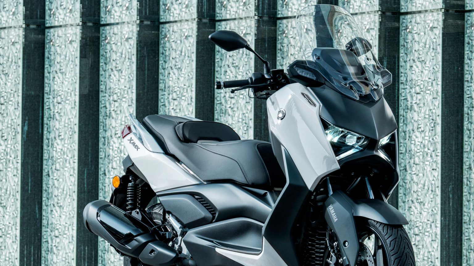 Yamaha推出全新2025 Xmax 300改款，TechMax+版本更有電動風鏡加熱手把等高級配備！ | Webike+二輪騎仕華語專業摩托媒體