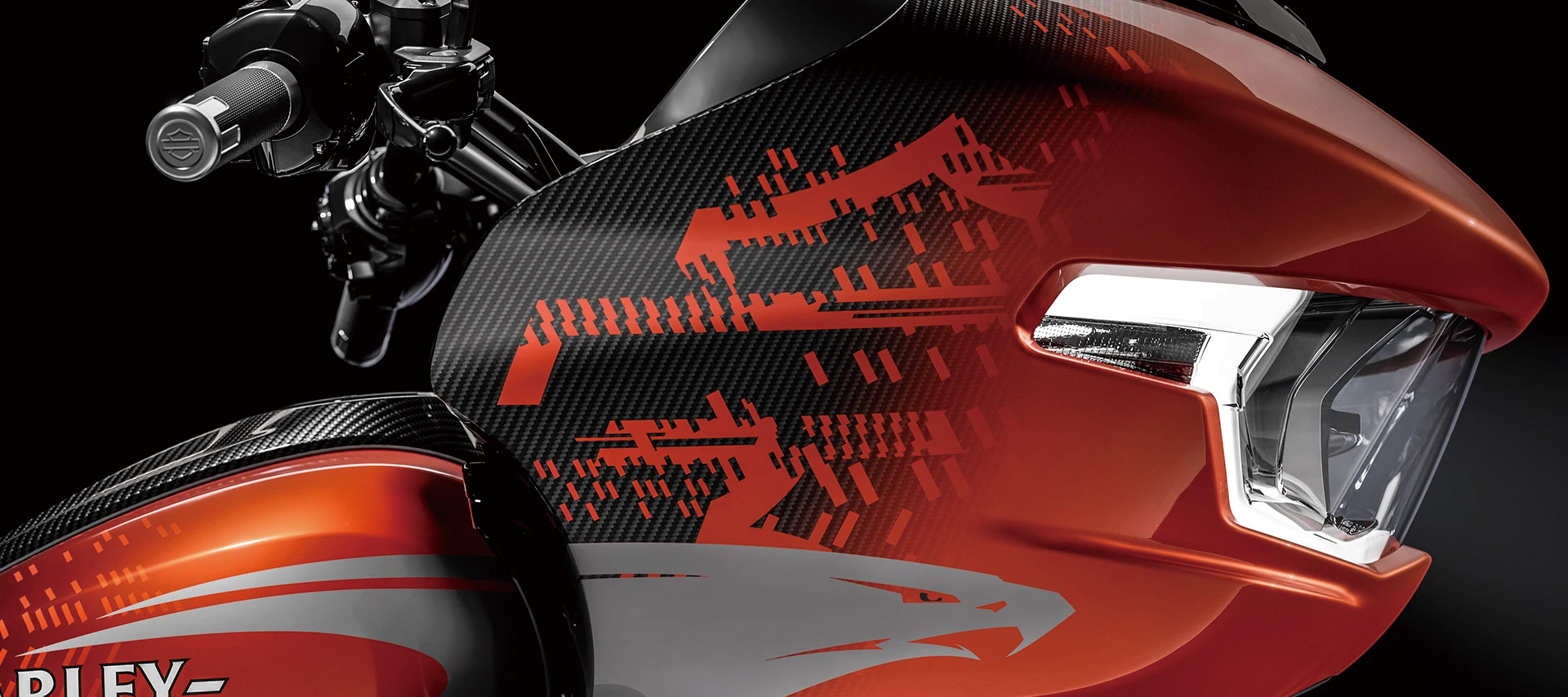 賽道猛獸降臨街頭！2025 Harley-Davidson CVO Road Glide RR 限量131輛致敬 KOTB 榮耀