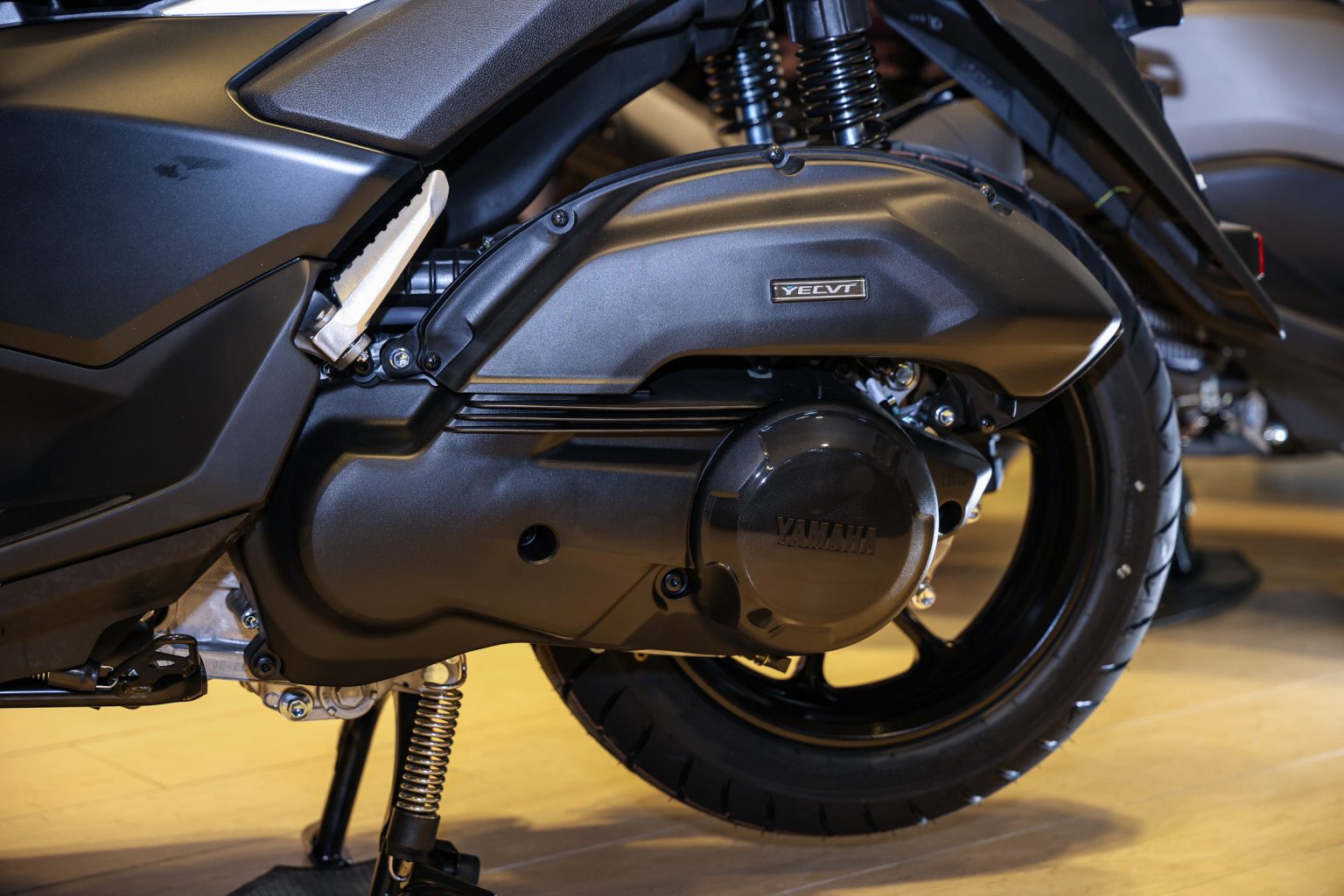 【新車速報】2025 Yamaha NMax 155 大改款，潮流外觀 + 革命性 YECVT