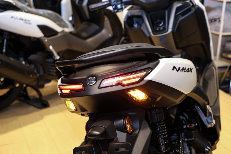 【新車速報】2025 Yamaha NMax 155 大改款，潮流外觀 + 革命性 YECVT