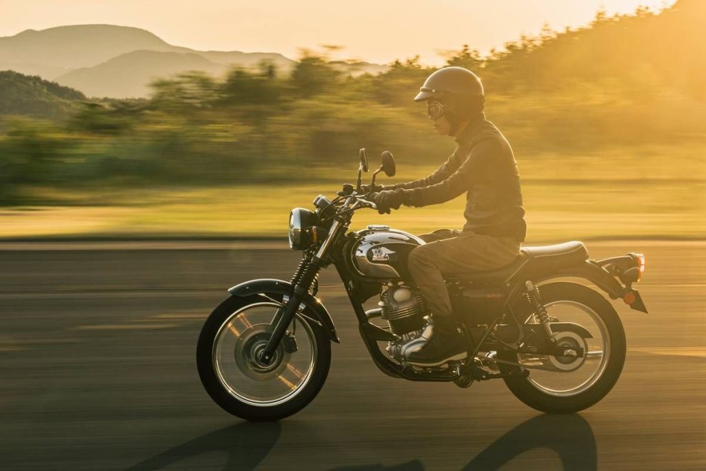 Kawasaki W230 換新色！2026年款樣與 MEGURO S1 同步發表，價格小漲